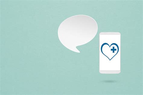 병원 또는 진료소 간판이있는 심장 흰색 휴대 전화의 터치 스크린에 복사 공간을 포함한 그런 지 파란 종이 배경에 음성 거품 종이가 잘려 있습니다 0명에 대한 스톡 사진 및