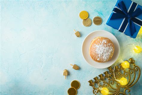 전통적인 도넛 메노라 선물 상자가 있는 하누카 배경 복사 공간이 있는 상단 보기 인사말 카드 하누카에 대한 스톡 사진 및 기타