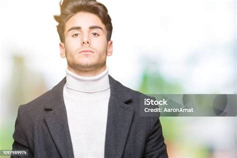 우아한 젊은이 얼굴에 심각한 표정으로 격리 된 배경에 편안한 겨울 코트를 입고 간단 하 고 카메라를 보고 자연 겨울에 대한 스톡 사진 및 기타 이미지 Istock