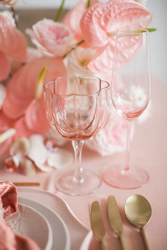 축제 테이블 장식입니다 황금 칼과 파스텔 핑크 색상 함께 다른 자연적인 색깔 장미 모란 국화 럭셔리 웨딩 파티 생일입니다 0명에 대한 스톡 사진 및 기타 이미지 Istock