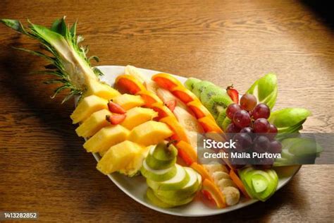 신선한 유기농 여름 딸기와 이국적인 과일을 테이블과 나무 배경의 흰색 접시에 담았습니다 0명에 대한 스톡 사진 및 기타 이미지 0명 건강관리와 의술 건강한 식생활