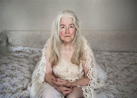 Старуха в свадебном платье 92 фото