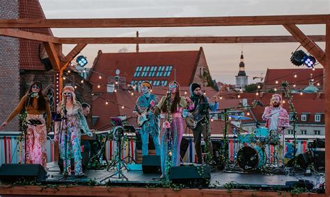 Chłopak Z Gitarą Wojtek Kiełbasa Na Dachu Dominikańska