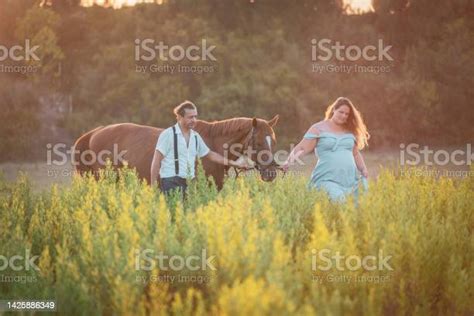 해질녘에 자연에서 야외에서 말을 타는 행복한 중년 성인 커플 2명에 대한 스톡 사진 및 기타 이미지 2명 30 39세