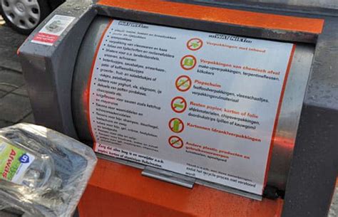 Extra Inzamelpunt Plastic Afval In Ondergrondse Container In Strijen