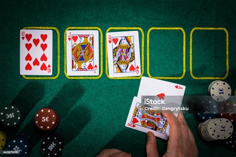 녹색 테이블에 카드 포커 개념입니다 손 순위 카테고리 로얄 플러시 겜블링 칩에 대한 스톡 사진 및 기타 이미지 겜블링 칩 남자 남자들만 Istock