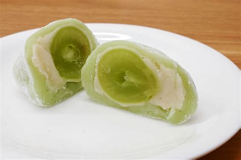 シャインマスカットをまるまる1個使用したローソン・uchi Caféの「シャインマスカットワッフル」「シャインマスカットタルト」「まるごと