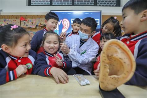 浙江长兴：爱耳护耳 从小做起 人民图片网