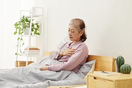居家老人感觉胸口疼痛高清图片下载 正版图片507606419 摄图网