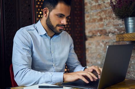 노트북 컴퓨터와 무료 Wifi를 사용 하 여 현대적인 인테리어 카페에 앉아 인터넷에 대 한 정보를 검색 하는 비즈니스 계약의