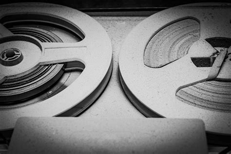 오래된 릴투릴 테이프 레코더와 두꺼운 먼지 층의 축음기 앞뒤 배경이 보케 효과로 흐려집니다 1960 1969 년에 대한 스톡 사진 및 기타 이미지 Istock