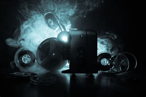 오래 된 스타일 영화 프로젝터 근접입니다 극적인 조명와 선택적 초점 나무 배경 영화 프로젝터 영화와 엔터테인먼트 개념 0명에 대한 스톡 사진 및 기타 이미지 Istock