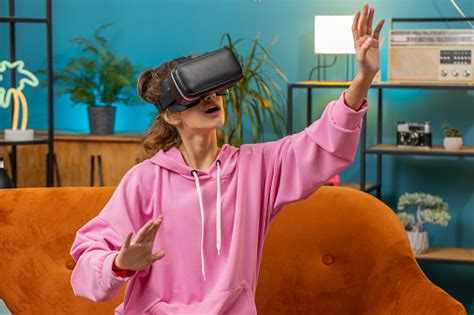 가상 현실 미래 기술 헤드셋을 사용하여 시뮬레이션 3d 비디오 게임을 하는 십대 소녀 게이머에 대한 스톡 사진 및 기타 이미지 게이머 놀기 소녀 Istock