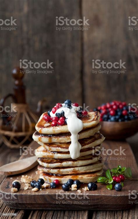 맛 있는 수 제 팬케이크와 튀김 크림과 신선한 숲 딸기 사 워 가을에 대한 스톡 사진 및 기타 이미지 가을 곡물 수확량