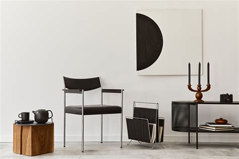 블랙 스타일리시 한 Commode 의자 모의 예술 회화 가구 장식 및 가정 장식에 우아한 액세서리와 현대 거실의 인테리어 디자인 템플릿 0명에 대한 스톡 사진 및 기타