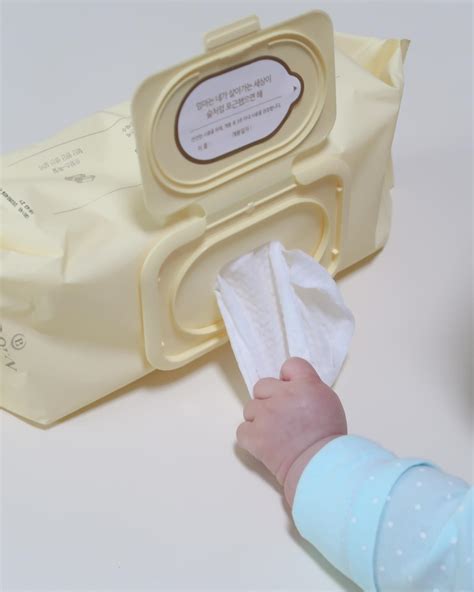 🍑나은이네🍑 제품협찬 브라운 프리미엄 카키 물티슈 아기랑 함께하다보면 물티슈 쓸 일이 너 무 많은데 그 중 국민템으로 유명한 브라운 물티슈 🤎 🌲자연생분해되는