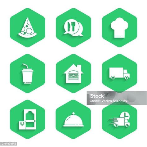 온라인 주문 및 배송 설정 음식 트레이로 덮여 있음 자동차로 빠르게 종이 유리 물 요리사 모자 및 슬라이스 피자 아이콘 벡터