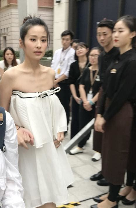 病態美！穎兒現身街頭獲助理攙扶，網友：論減肥只服你 每日頭條