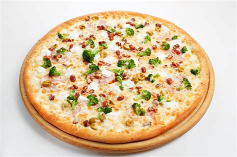 피자 이탈리아 주방과 요리 컨셉 나폴리 피자 가게에서 뜨거운 피자와 피자 커터가 피자를 조각으로 자른다 피자에 대한 스톡 사진 및 기타 이미지 Istock