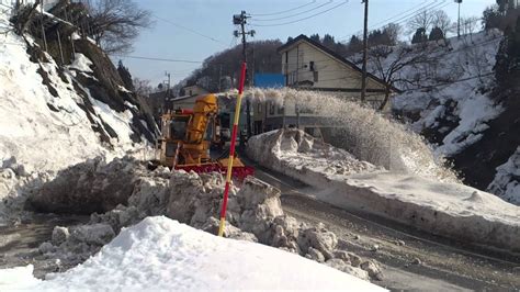 大型重機による雪庇落としと除排雪作業松之山温泉2014 2 YouTube