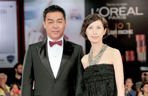 劉青雲55歲太太素顏近況曝光 戴眼鏡皮膚光滑有如學生妹 觸美人