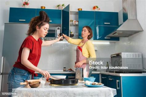 두 젊은 예쁜 여자는 부엌에서 함께 음식을 준비합니다 가정 요리 음식과 Lgbt 관계의 개념 2명에 대한 스톡 사진 및 기타 이미지 Istock