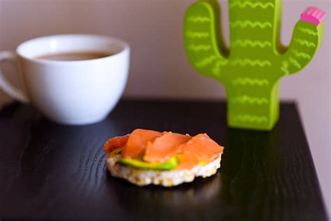 맛 있는 훈제 연어와 신선한 아보카도 토스트와 커피 한잔 가정 생활에 대한 스톡 사진 및 기타 이미지 가정 생활 거친 건강한 생활방식 Istock