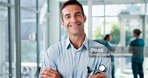 의사 남자 및 초상화 의료 서비스 병원의 컨설턴트와 함께 우리와 직업 자신감에 대해 의학 전문가 의사 건강 관리 및 의료 종사자에 대한 행복 20 24세에 대한 스톡 사진