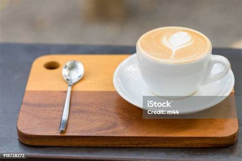 뜨거운 라 떼 아트 커피 나무 테이블에 나무 배경 텍스처 벽지 태양 빛과 블랙 컵 갈색에 대한 스톡 사진 및 기타 이미지