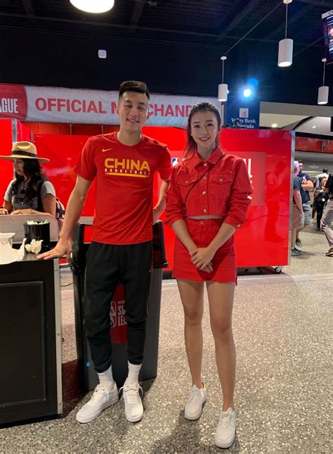 Nba张曼源成为哈登最喜欢的风格，和郭艾伦拍照时看起来很尴尬凤凰网
