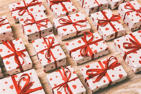 상위 뷰 근접 촬영 빨간 리본 및 심장 종이에 발렌타인 또는 다른 휴일 수 제 선물 포장 선물 상자 나무 테이블에 선물의 장식