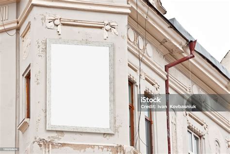 건물의 직사각형 표지판입니다 텍스트의 공간과 공간을 복사합니다 디자인모형 광고를 위한 빈 템플릿입니다 집 외관의 흰색 프레임 아키텍처에 대한 광고 0명에 대한 스톡 사진 및