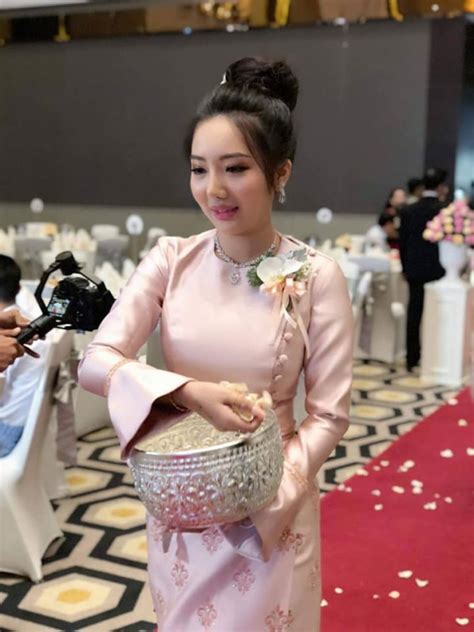 “မင်္ဂလာဆောင်မှာ ပန်းကြဲပေးတာ ပထမဆုံးပါဆိုတဲ့ ဆုအိမ့်စံ” Myanmarload