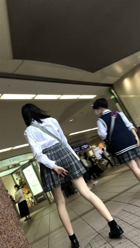 一昨日の暴風雨で横浜駅にいたミニスカjkのめくれあがるスカートを盗撮 みんくちゃんねる