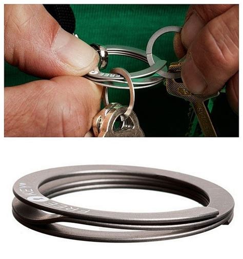 产品设计】“按压式”钥匙环 Freekey] 由瑞典设计公ddg设计的这款“按压式”钥匙环 Freekey，我们只需要用拇指和食指轻轻的那么一捏freekey就会乖巧的翘起边缘方便我们套入钥匙