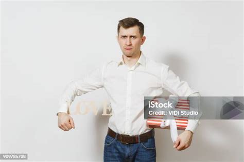 영 슬픈 화가 남자 셔츠 겨드랑이 나무 말씀 사랑 흰색 배경에 고립 선물 선물 상자를 들고 혼란 성 발렌타인의 날 국제 여성의 날 생일 휴가 개념 14에 대한 스톡 사진 및