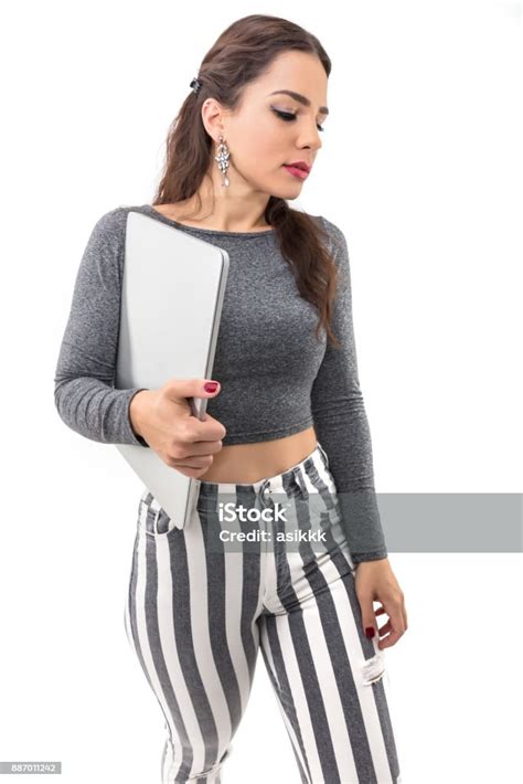 흰색 배경에 고립 된 노트북 컴퓨터를 사용 하 여 행복 한 여자의 전체 길이 초상화 기업 비즈니스에 대한 스톡 사진 및 기타 이미지 기업 비즈니스 노트북 노트북