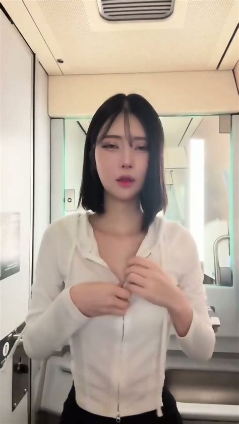 윤공주 기차 안 화장실 Chinese Gir In Train Eporner