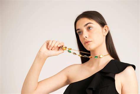 실내 검정 드레스 고급 광택 꾸뛰르 다채로운 단색 의상 디자이너 럭셔리 매력 매우 복잡한 매우 훌륭한 매혹적인 멋을 아는 모델 목걸이 미니멀