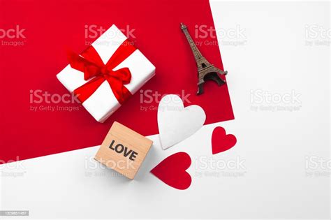 빨간 배경에 초콜릿 하트가 있는 머그잔 플랫 평신기 조성물 로맨틱 세인트 발렌타인 데이 컨셉 0명에 대한 스톡 사진 및 기타 이미지 Istock