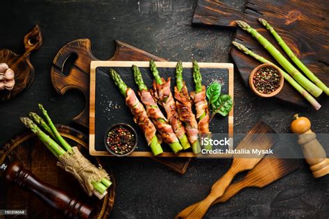 아스파라거스는 베이컨 및 향신료로 구운 건강 한 음식 평면도 텍스트를 위한 여유 공간 고기에 대한 스톡 사진 및 기타 이미지 Istock