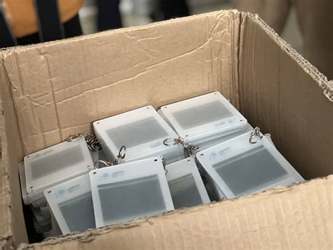 上海科技馆闭馆升级前的最后开放日：观影的观众收获了一张胶片