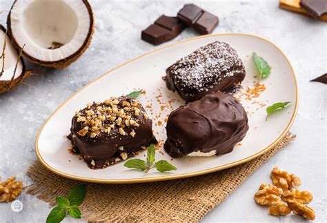 Кокосови блокчета с шоколадова глазура от MateKitchen
