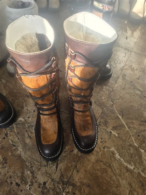 САЙН ХҮҮ бренд Адууны арьсан нэхий дотортой давхар эсгий