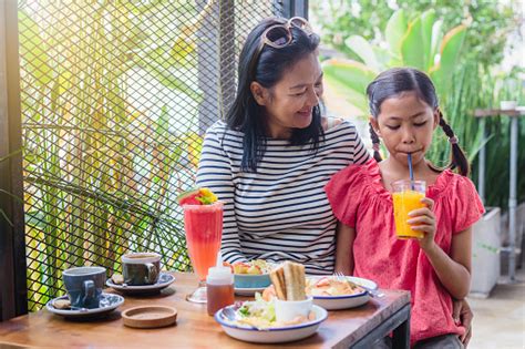 어머니와 아이가 레스토랑에서 함께 식사를 즐길 수 건강한 음식과 라이프 스타일 개념 10 11세에 대한 스톡 사진 및 기타 이미지 10 11세 2명 40 49세