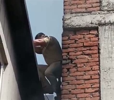 कानपुर आग के दौरान दरोगा का तीसरी मंजिल में चढ़ कर खिड़की तोड़ने का विडियो हुआ वायरल।। साहसिक