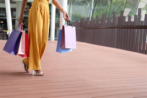 쇼핑백을 들고 있는 여성 쇼핑몰의 소비주의 라이프스타일 가방에 대한 스톡 사진 및 기타 이미지 가방 고객 구매 Istock