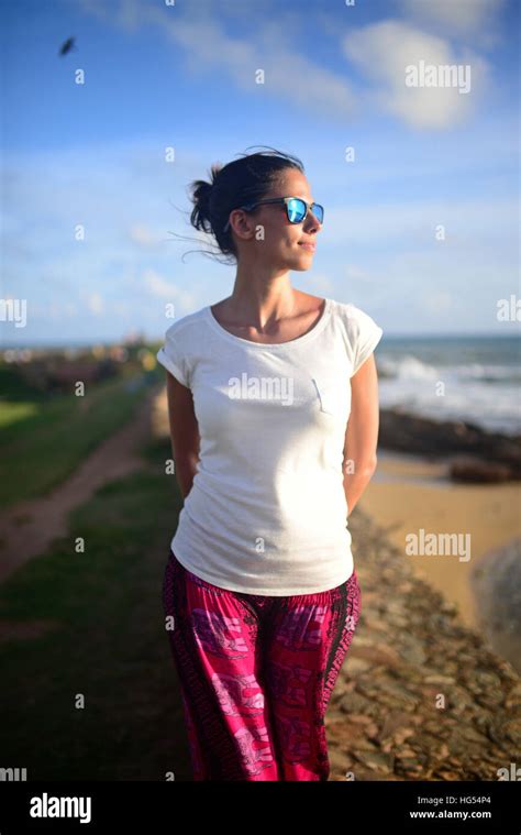 Junge Frau In Sri Lanka Unesco Weltkulturerbe Altstadt Von Galle Galle Fort Stockfotografie