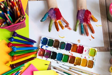 아이가 페인트합니다 손바닥과 여러 가지 색상의 수채화에 아이의 손 수채화 구아슈 페인트 브러쉬 컬러 및 왁스 크레용 스티커 그리기 창의력 과 취미를 위한 설정 개발에 대한