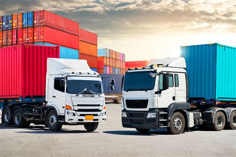 창고 항구의 주차장에 세미 트레일러 트럭 도로에 경제 비즈니스 운송 선적화물 컨테이너 수입수출 유통 창고 화물 트럭 물류 운송 0명에 대한 스톡 사진 및 기타 이미지